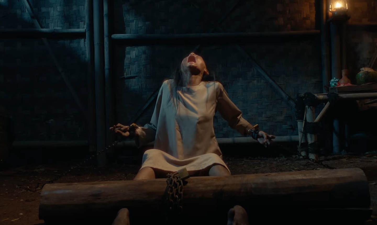 Menjelang Magrib 2: Wanita yang di Rantai - Skorfilm